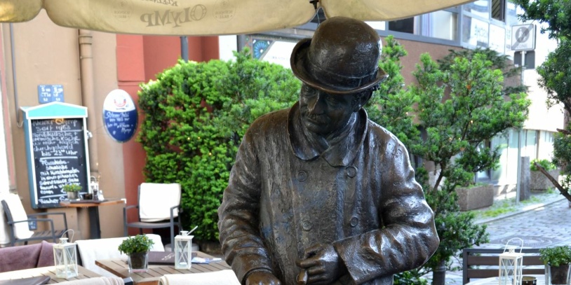 Heini Holtenbeen Statue